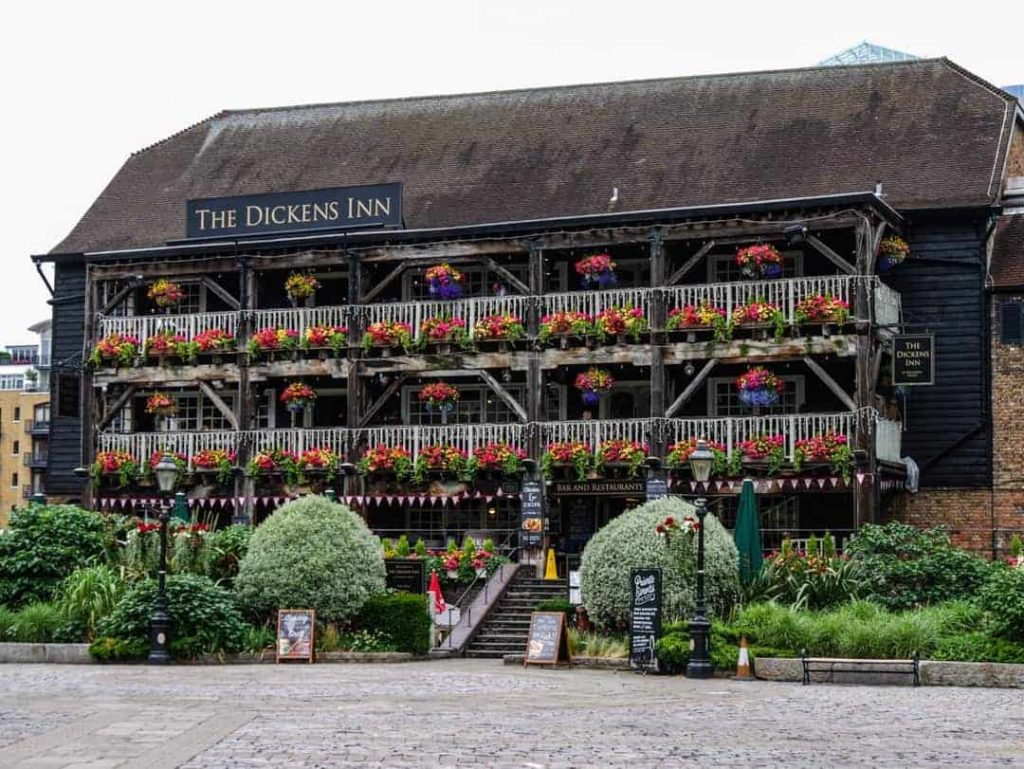Historic pub and food tours in London. Explore 5 pubs in London's docks