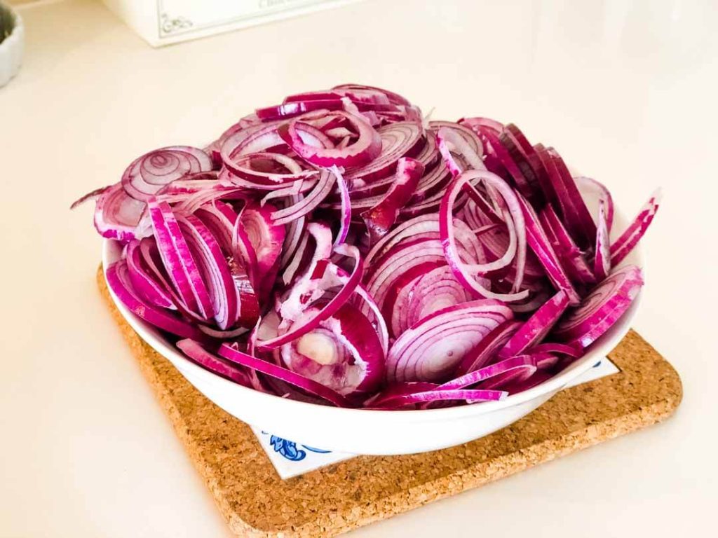 Easy French onion confit recipe (confit oignon)